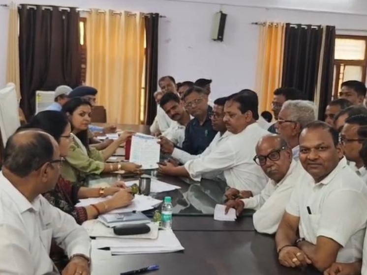 Aonla Advocates Protest E-Registration System; Submit Memo to CM