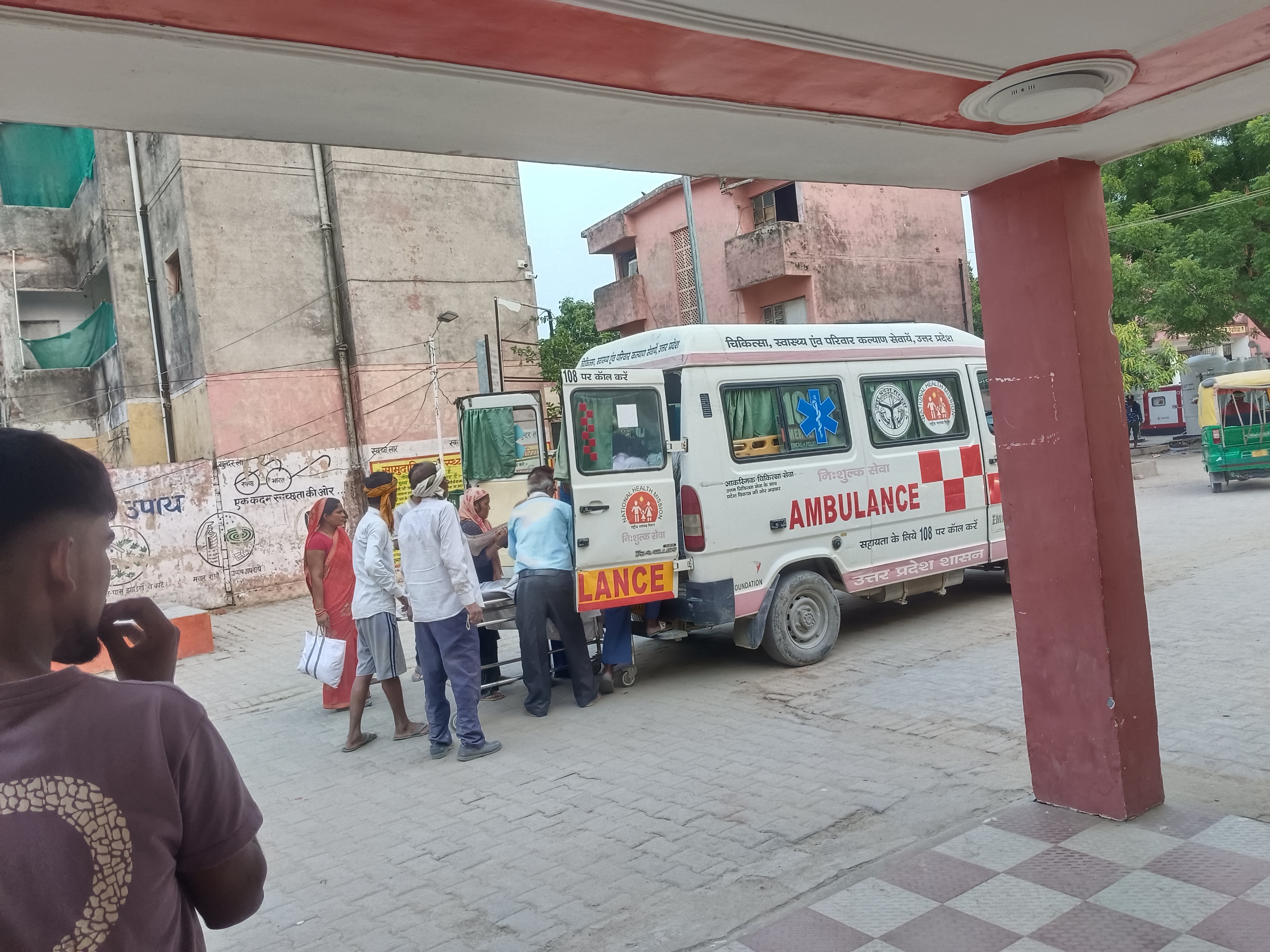 Deoria Youth Falls From Tree, Critical Injury; Referred to Hospital