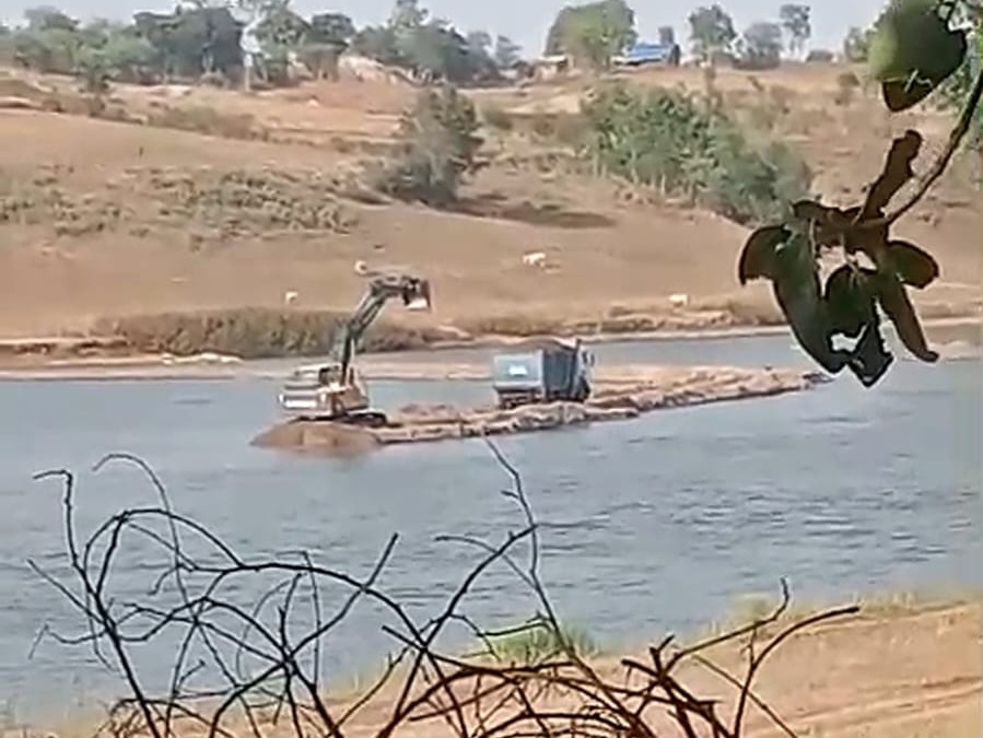 Narsinghpur Narmada Illegal Sand Mining | Road Built in River