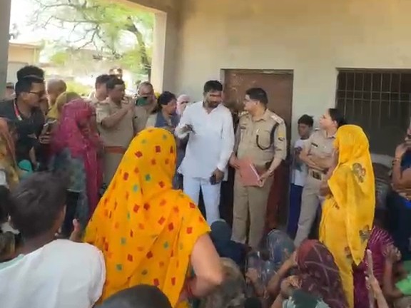 Bulandshahr Women Protest Liquor Shop | Protestors Win, Authorities ...