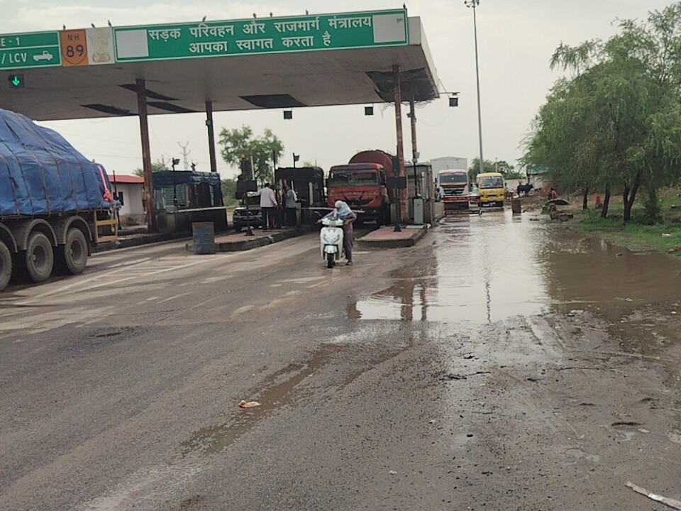 NH-58 Kuchera-Butati Toll Plaza Mud & Waterlogging; Bike, Small Vehicle ...