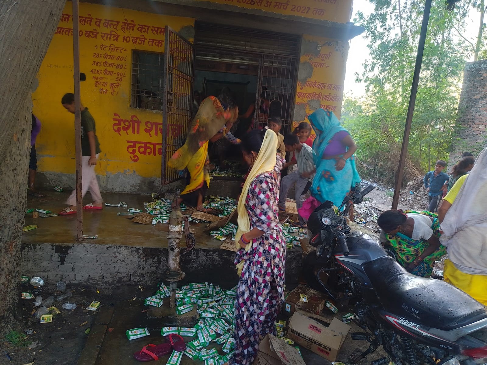 Pilibhit Liquor Shop Demolished Near Temple School | Women Protest