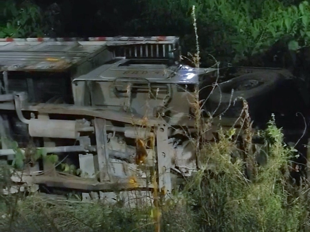 Siswa Accident: Pickup Falls Into 15-Foot Pit