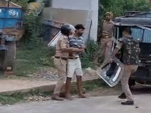 Mau Highway Jam & Protest | Stone Pelting, Police Lathicharge