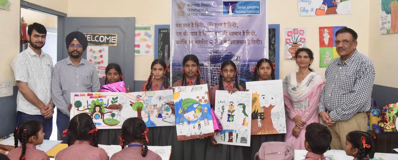 Children gave the message of environmental protection in the poster ...