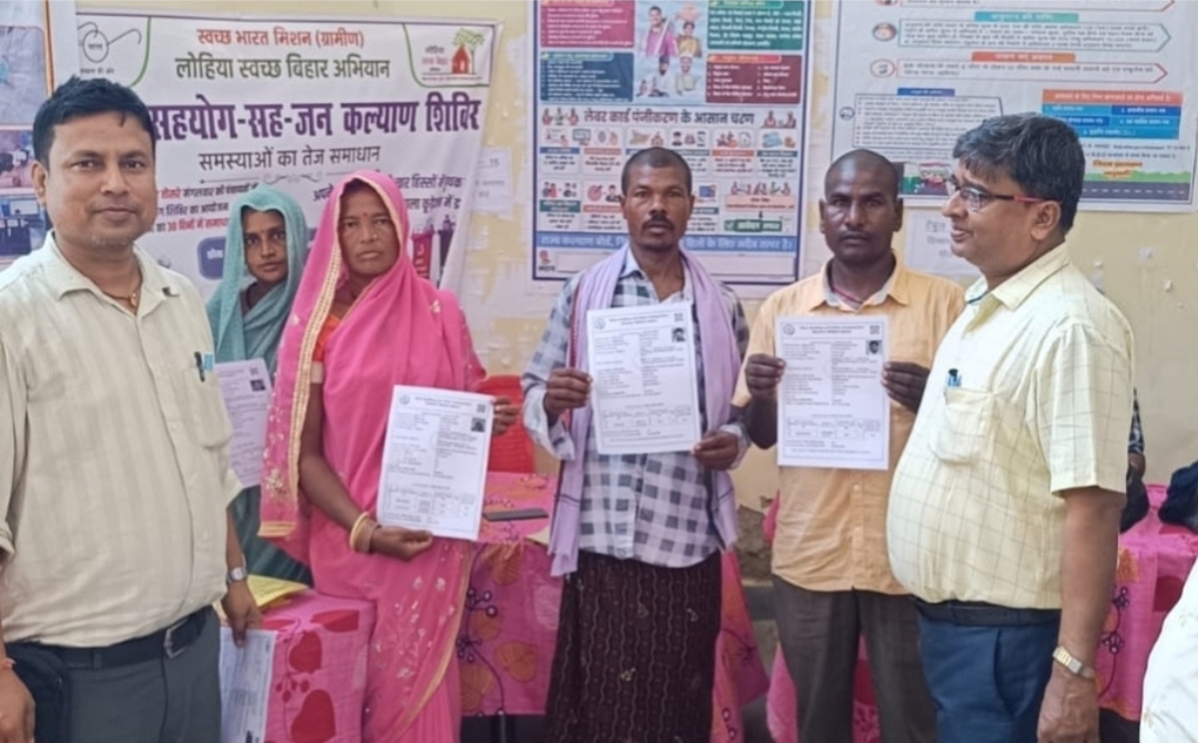 Construction workers get registration cards, employment will increase