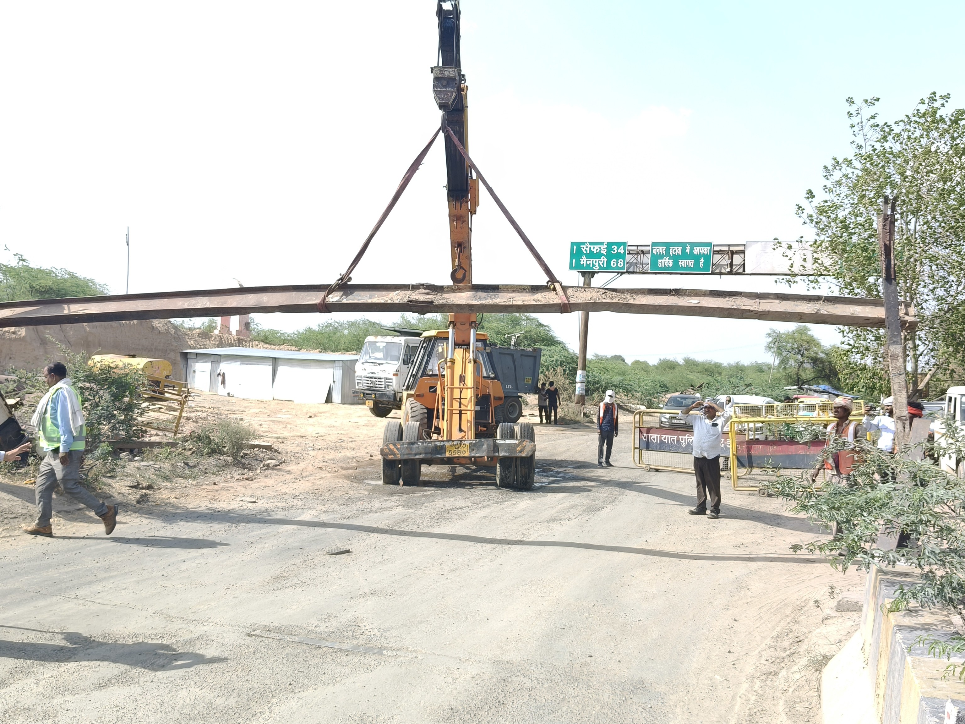 Chambal Bridge Heavy Vehicles Buses Restricted Movement | UP