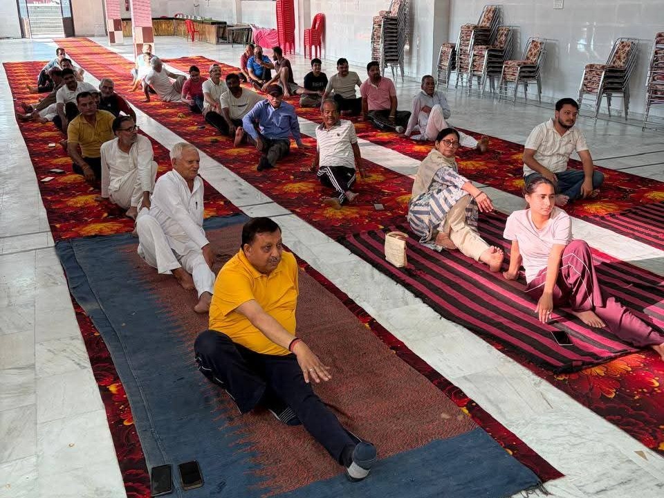 600 Join Yoga Event in Una