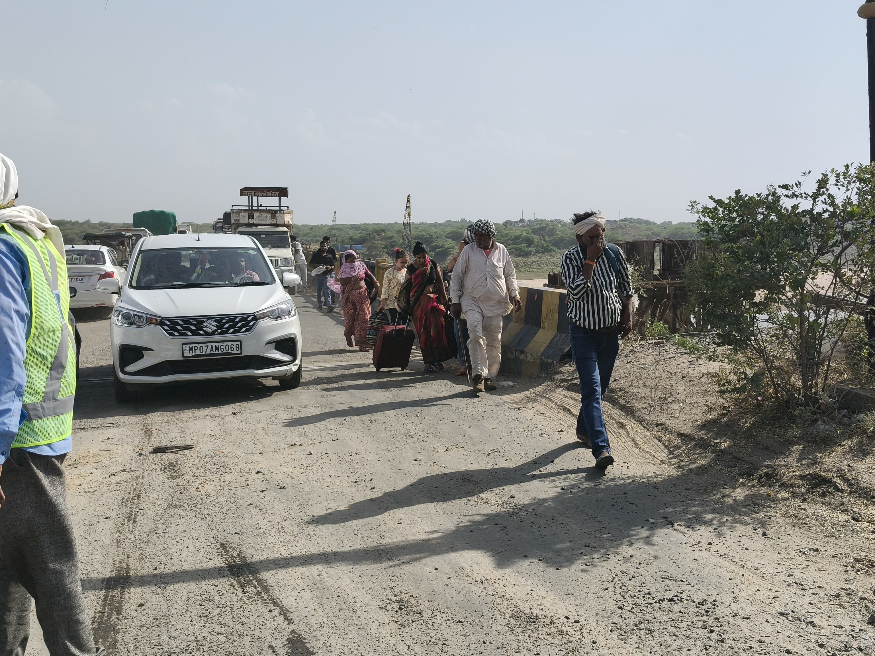 Chambal Bridge Heavy Vehicles Buses Restricted Movement | UP