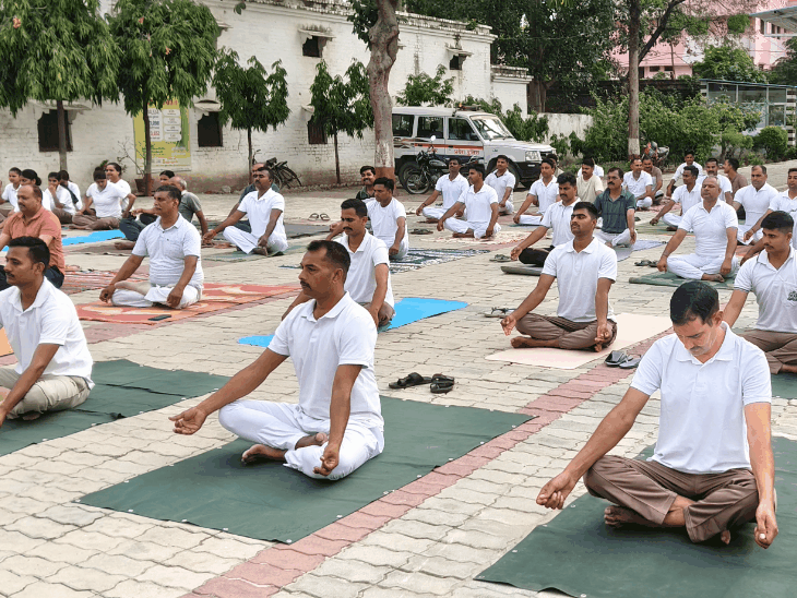 Pisawa Yoga Day: Officials, Police Join Mass Yoga Session