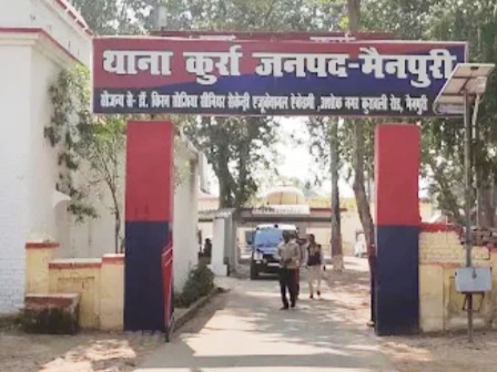 Kurra Pradhan Attacked Stopping Soil Digging | UP News