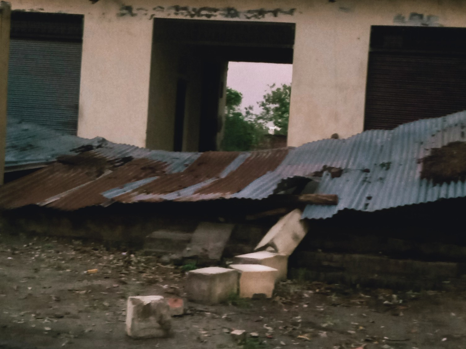 Gadariyapur Mod Tin Shed Fall | Gyanpur Rain Relief