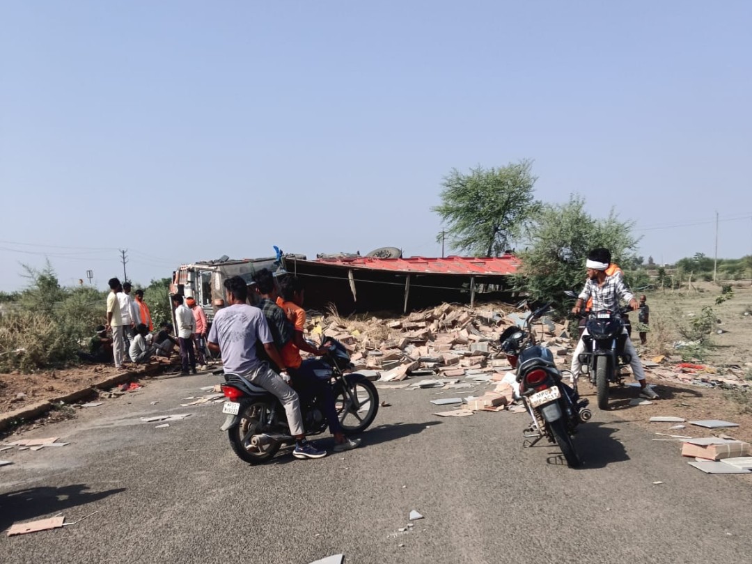 Shivpuri Accident: Truck Overturns, Service Road Blocked; Car Jumps Divider