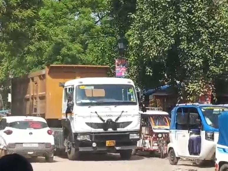 Prayagraj Traffic Chaos | Gaunhania Chowki Overloaded Dumpers Illegal Stand