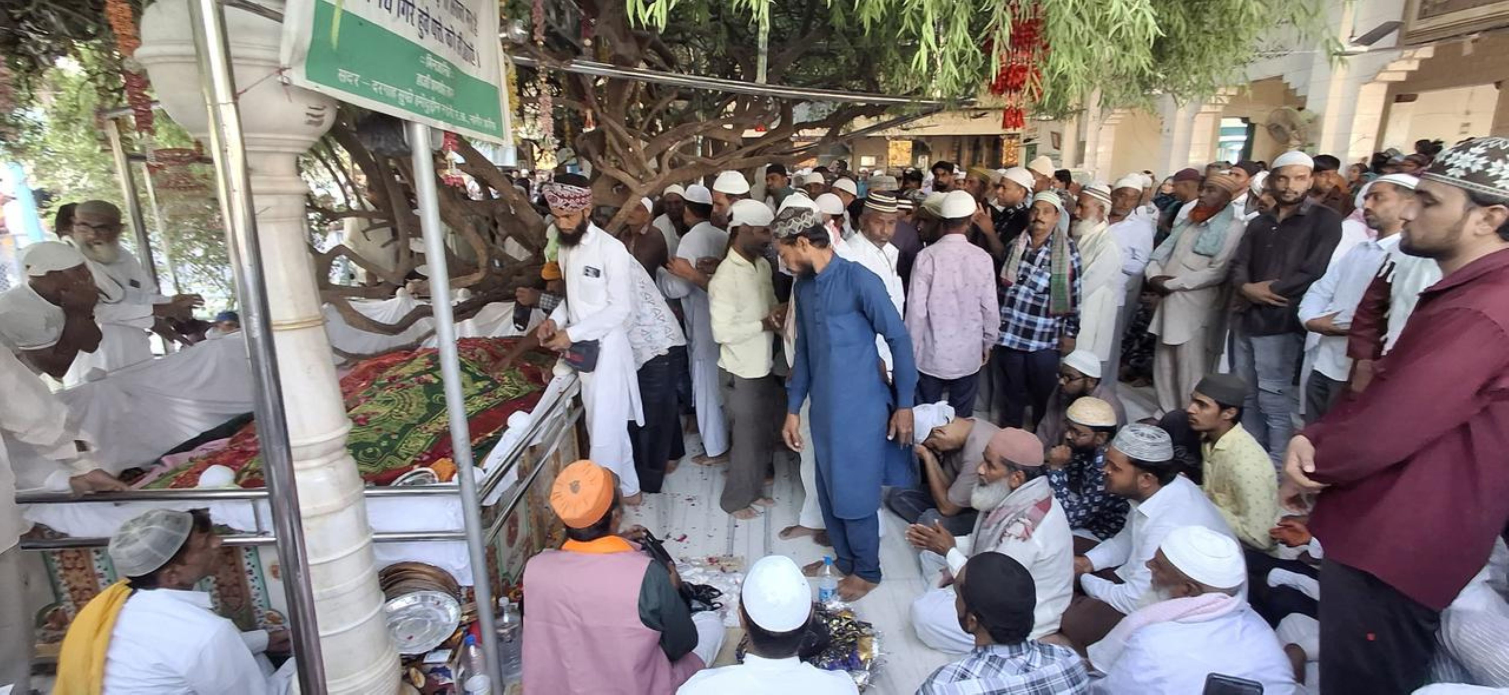 Pilgrims flocked to Chhathi Sharif, Qawwali and Tabarruk distribution