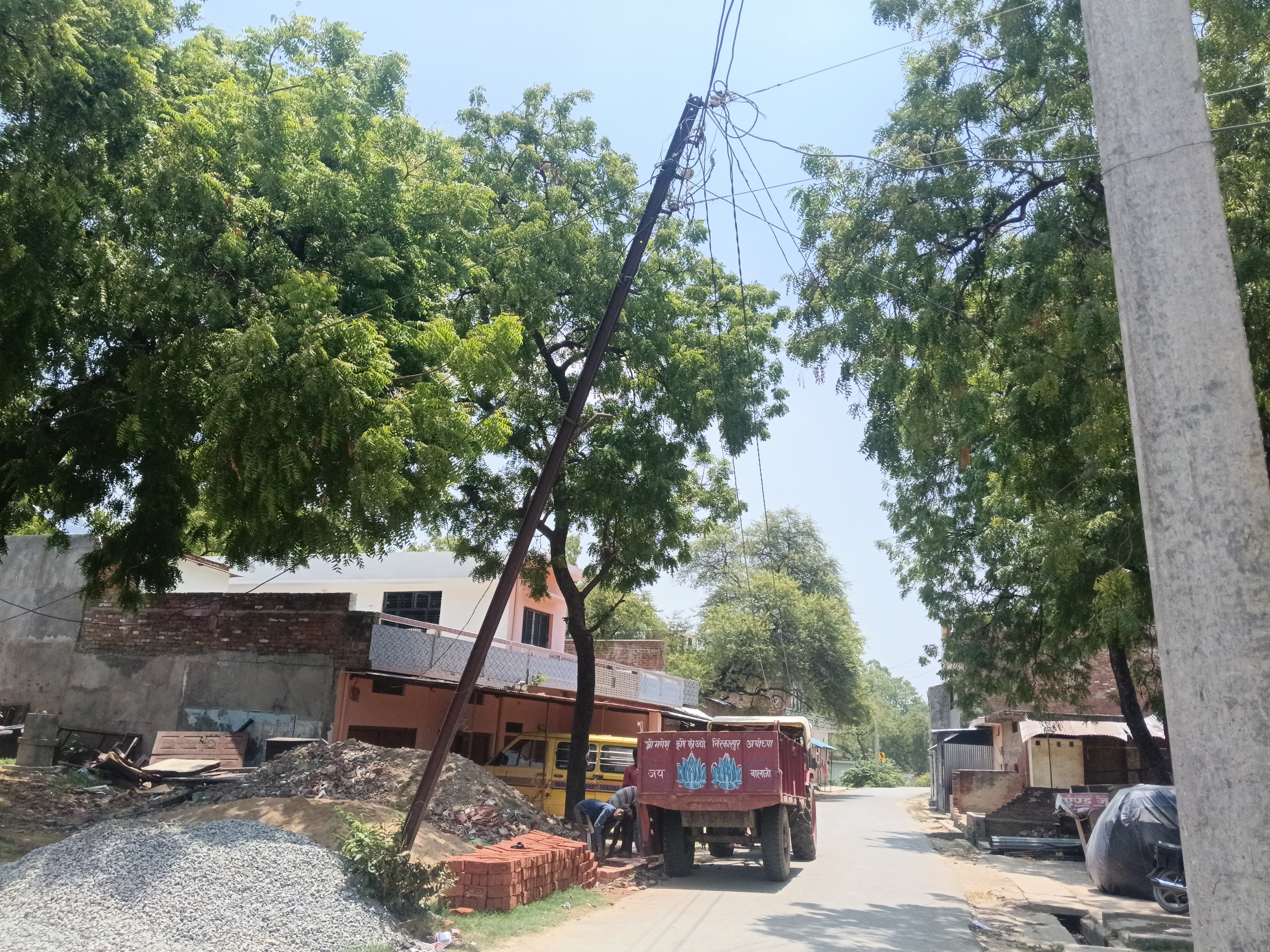 Dilsasiganj Electricity Pole Danger | Short Circuit Risk