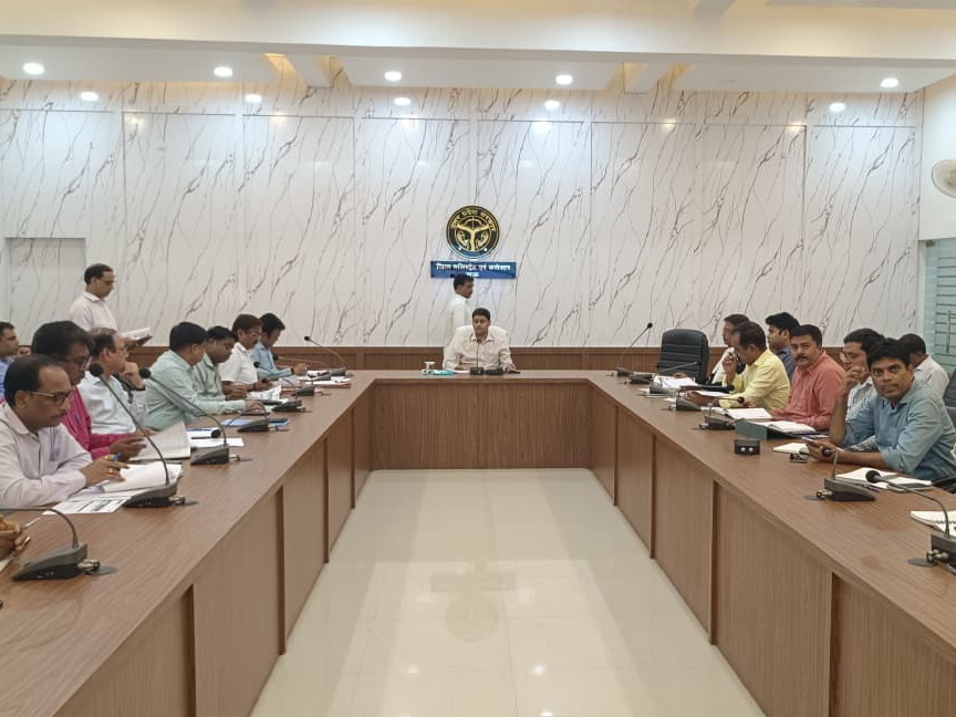 Mau DM Anand Vardhan Reviews Development Work, Issues Strict Instructions