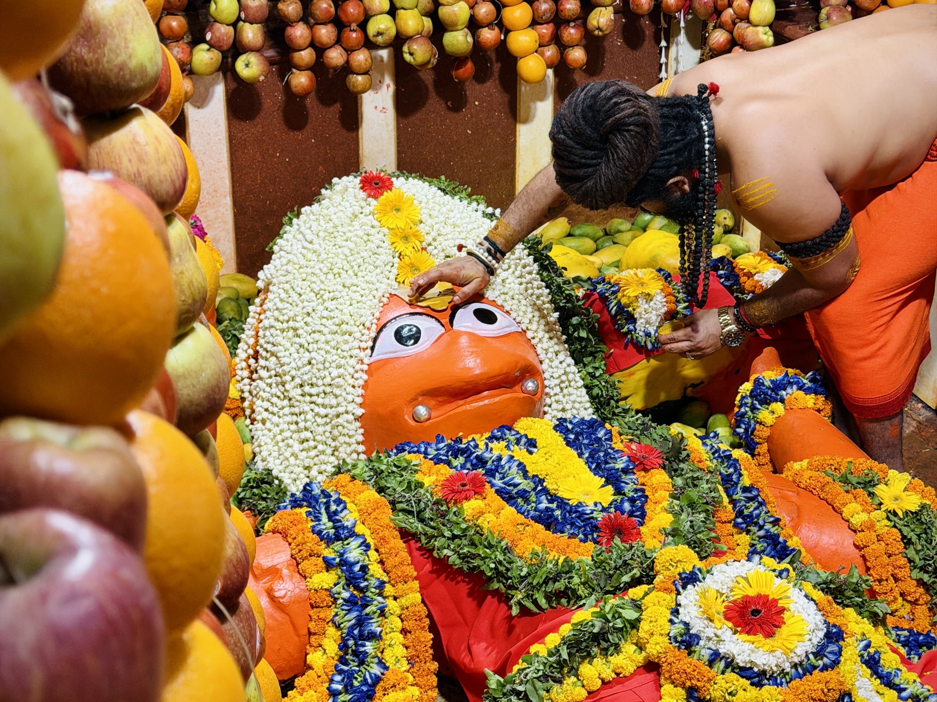 Prayagraj Bade Mangal: Hanuman Temple Sees Huge Crowds, Fruit ...