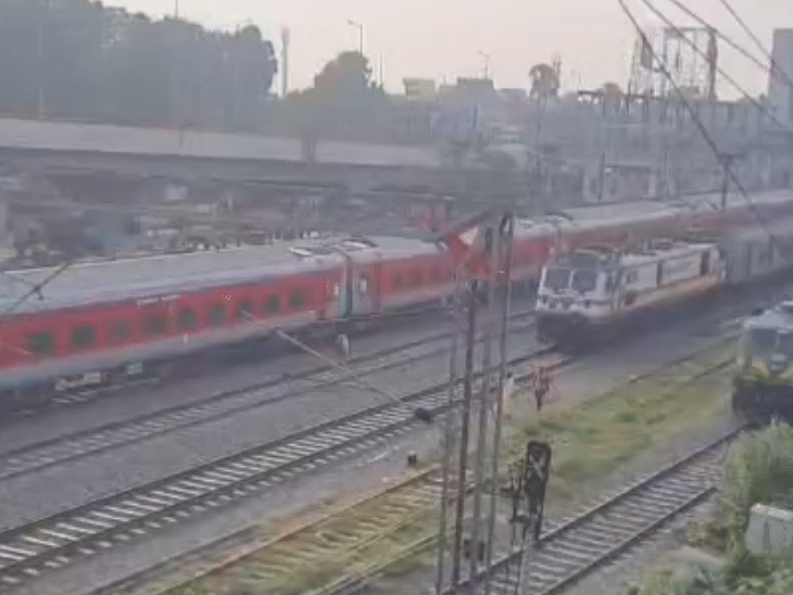 Rajendra Nagar-Saharsa Intercity Engine Smoke | Passengers Jump Train