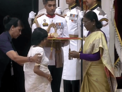 Mangla Kapoor | Kashis First Acid Attack Survivor Honored with Padma Shri
