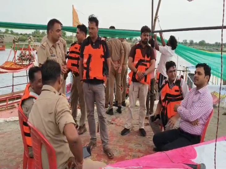 Yamuna Ghats Crowded | Banke Bihari & Radha Damodar Temples Kite Decor ...