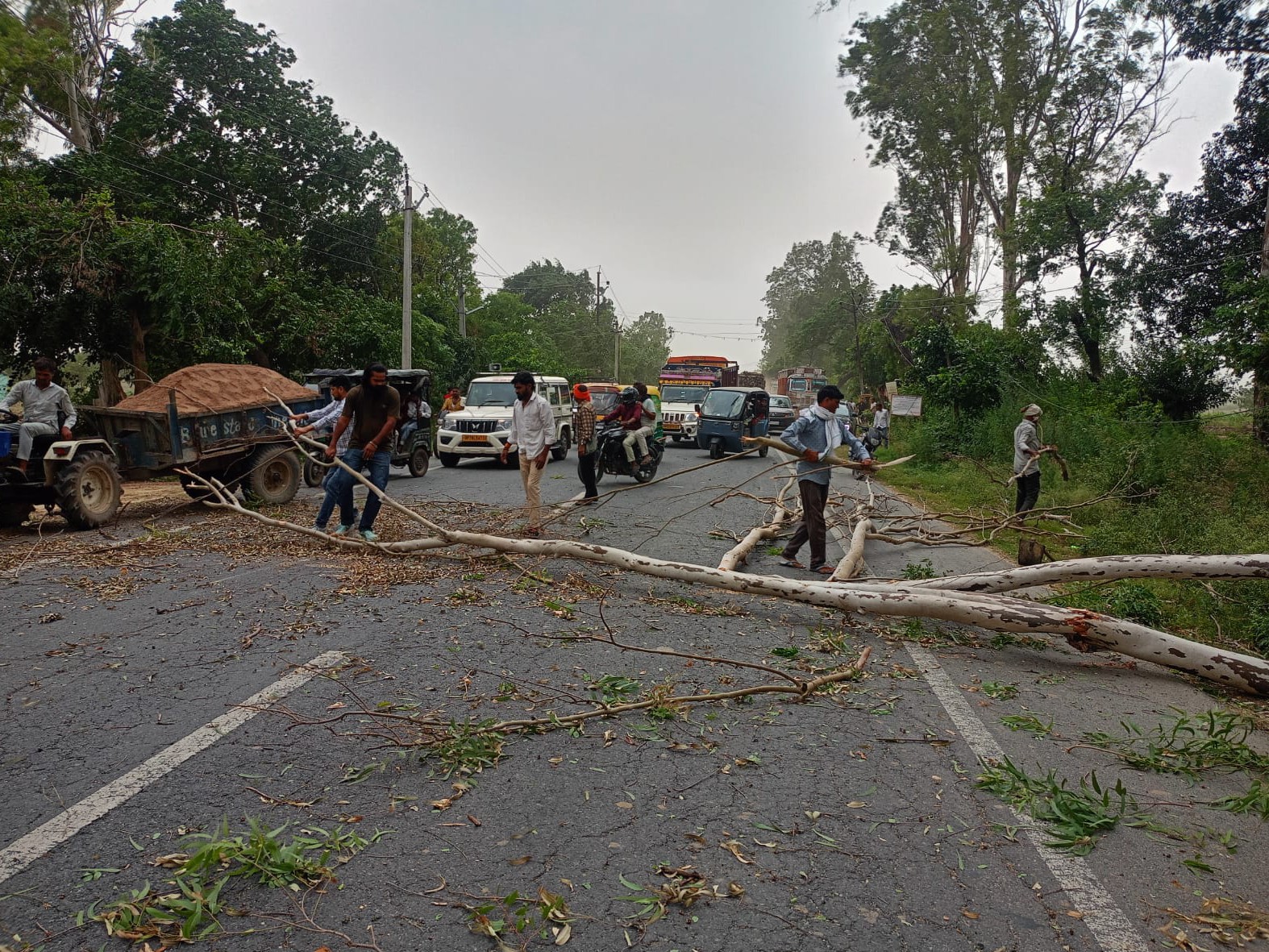 Bulandshahr Highway Traffic Jam | Tree Fall Due to Storm