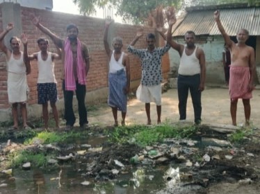 UP Gramin Aakroshit | Mala Dharpur Bast Block Chilhi Pradhan Sachiv ...