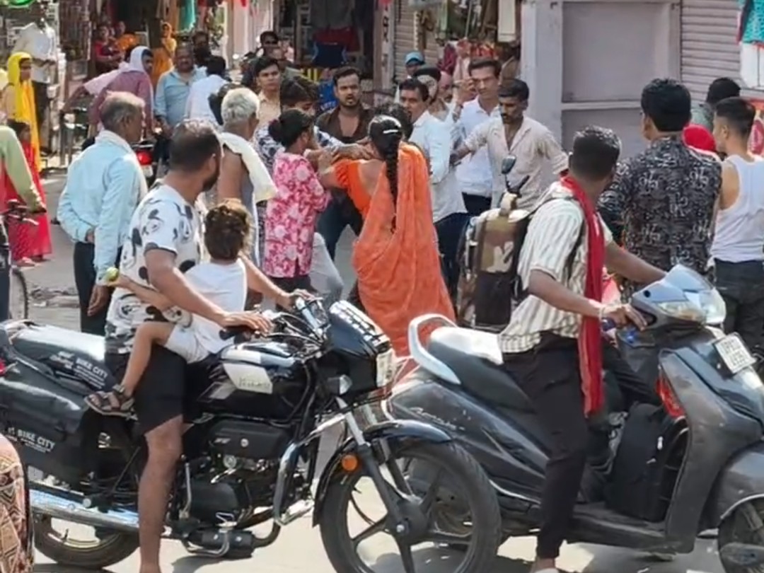 Babina Market Assault | Shopkeeper Beats Family Over Garbage Dispute