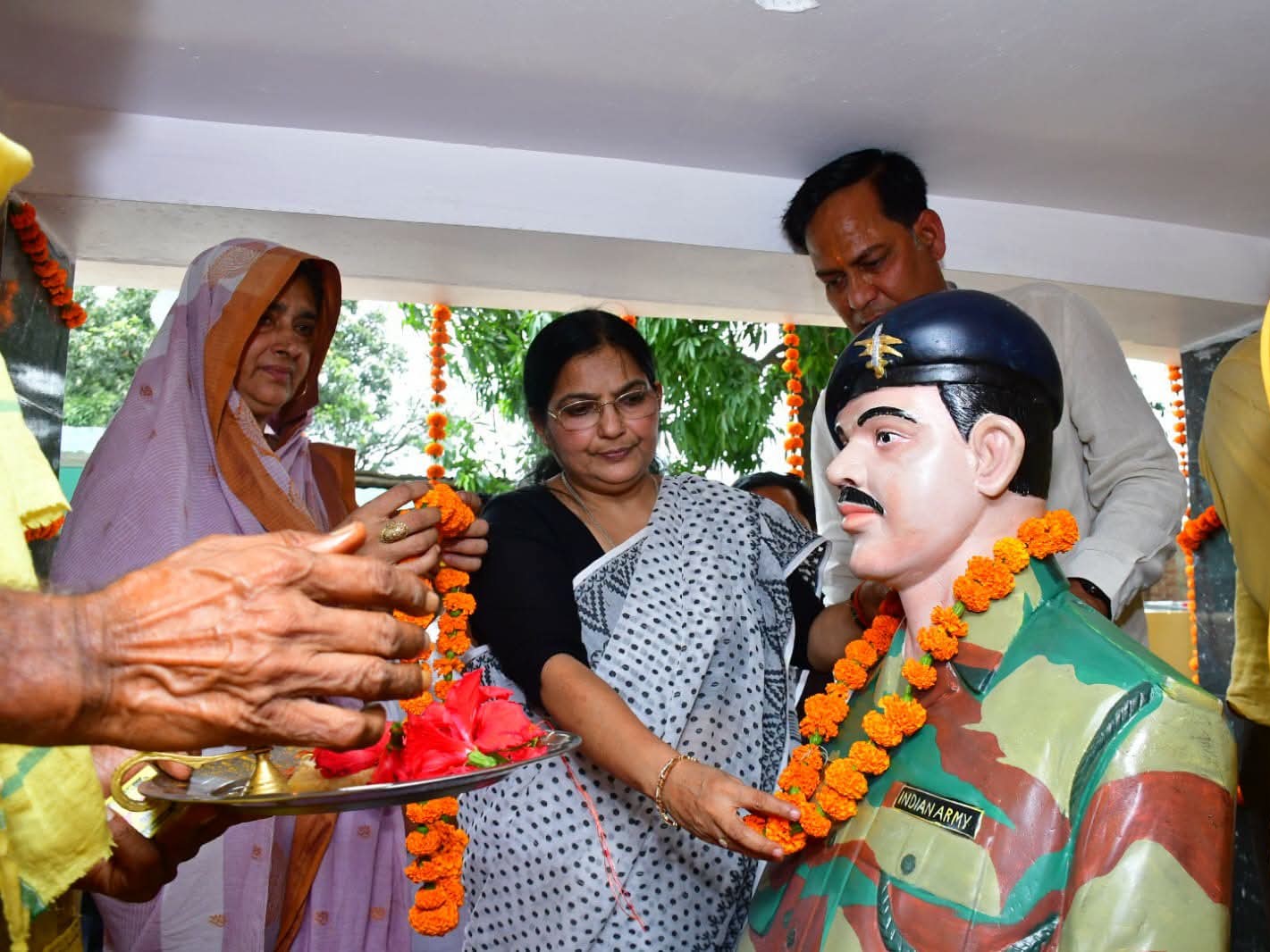 Hardoi: Rajni Tiwari Pays Tribute at Martyr Raj Vijendra Statue ...