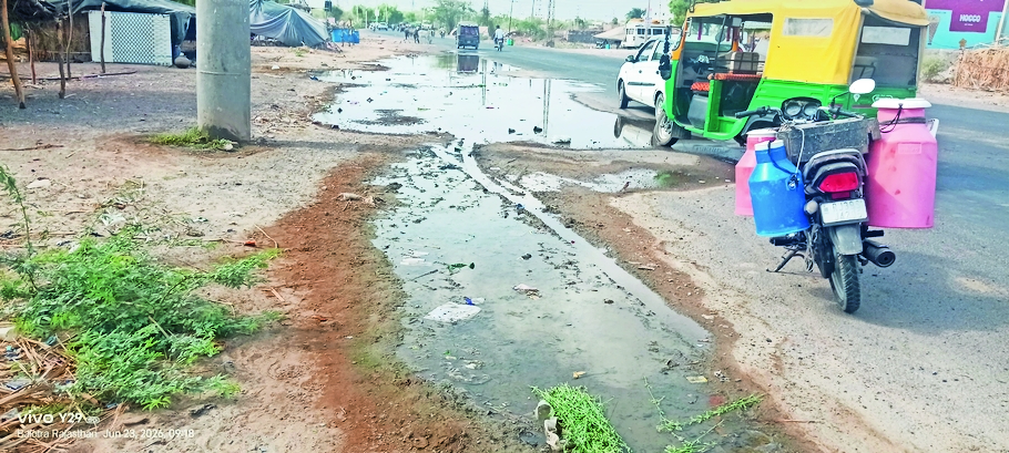 Water flowing wastefully from the leakage line, mud spread on the road