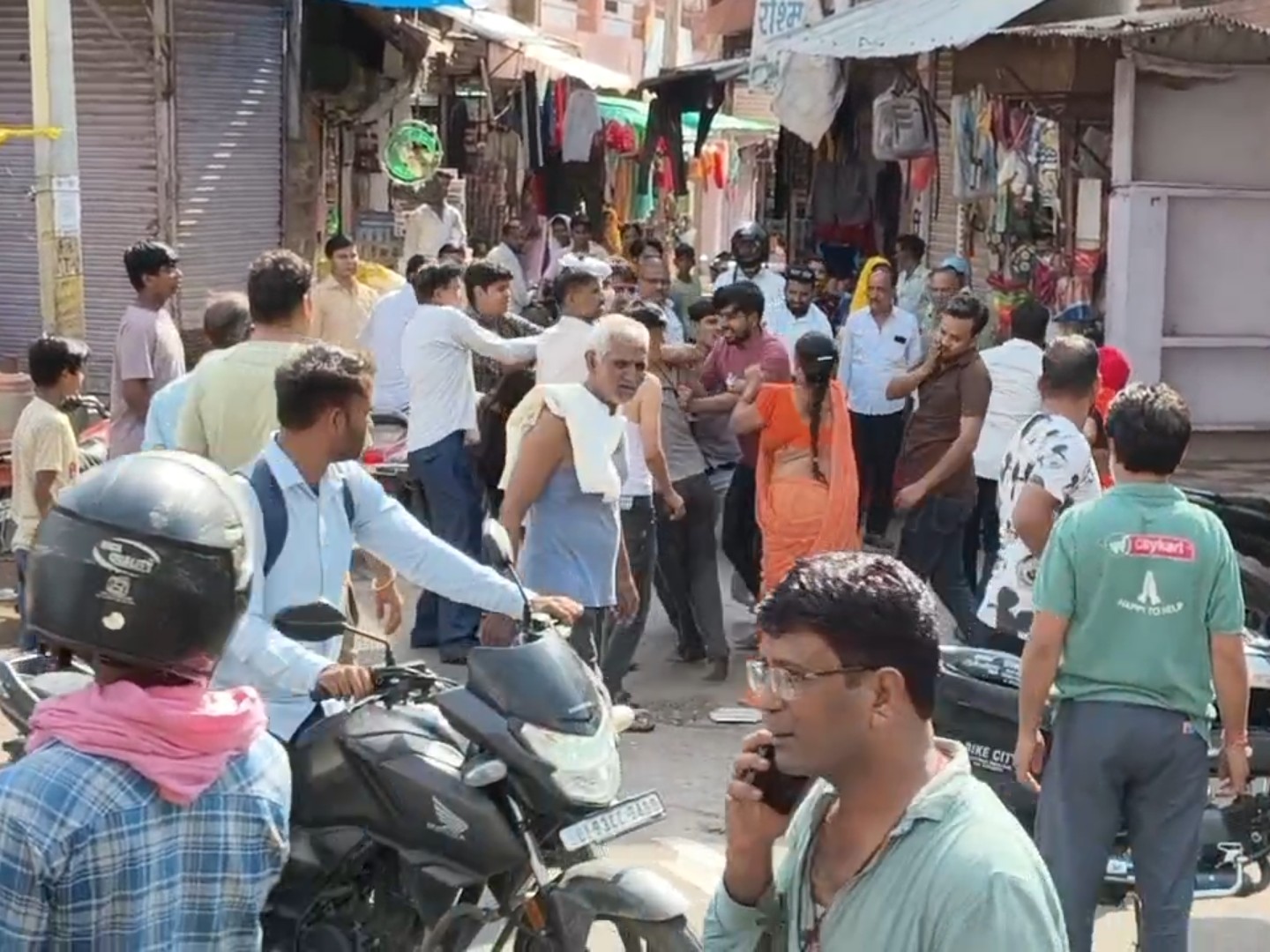 Babina Market Assault | Shopkeeper Beats Family Over Garbage Dispute