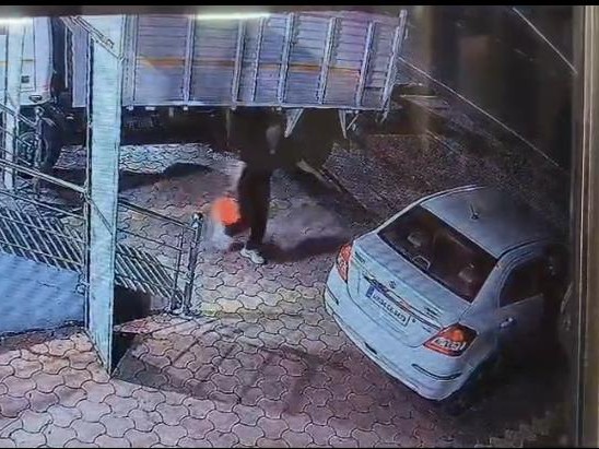 Akodia Battery Theft | CCTV Footage Catches Thieves Stealing Vehicle ...