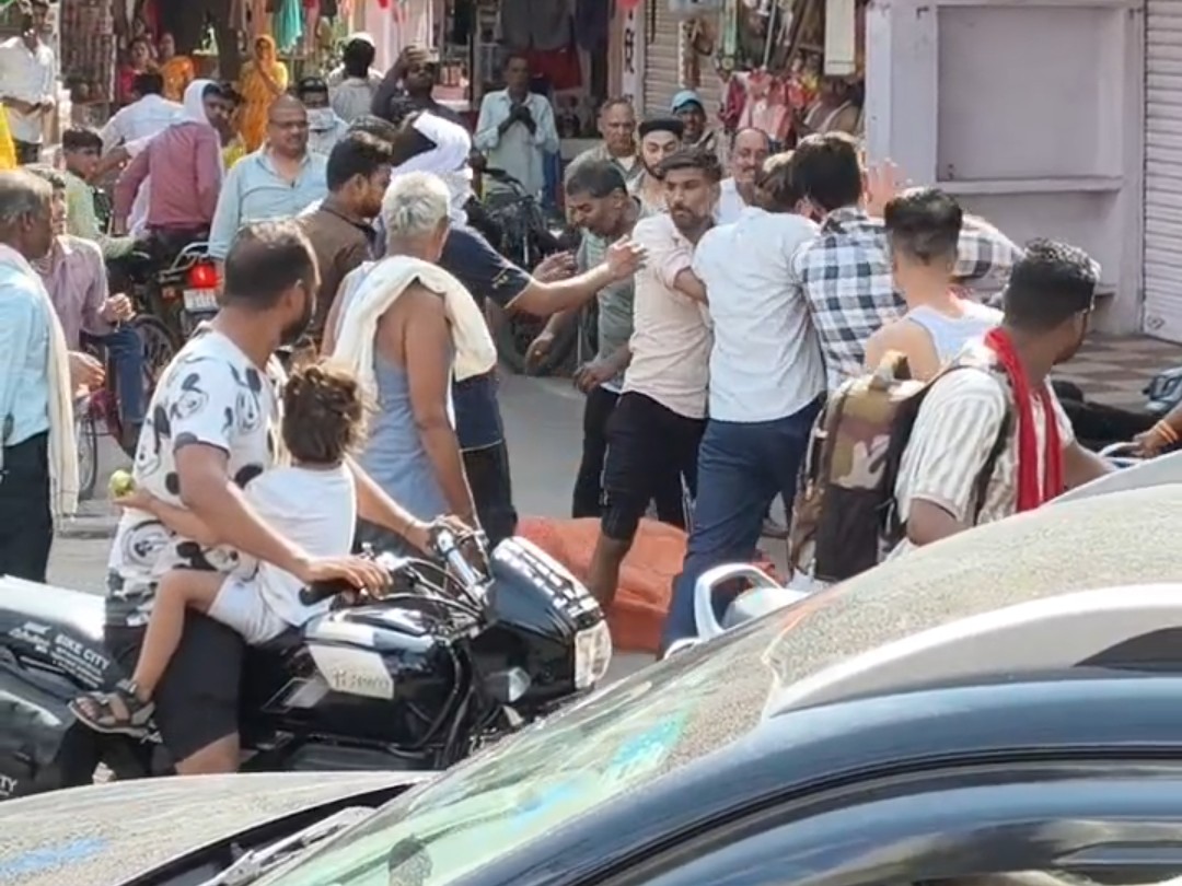 Babina Market Assault | Shopkeeper Beats Family Over Garbage Dispute