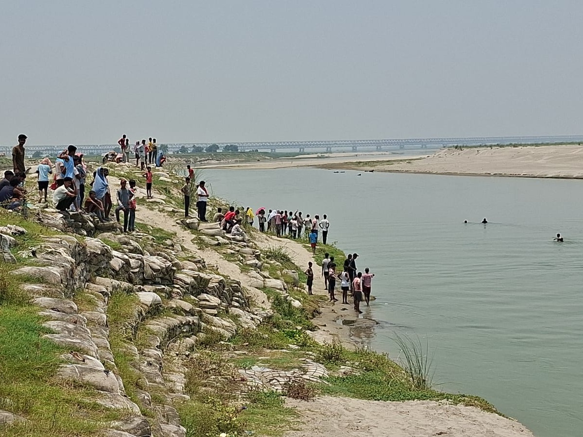 Munger Ganga Drowning | Teenager Dies Saving Brother