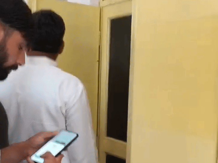 Sardhana MLA Atul Pradhan Protests Closed SDM Office Gate; Video Viral