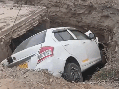 Alwar Sariska Road Car Pit Accident | Driver Rescued VIDEO