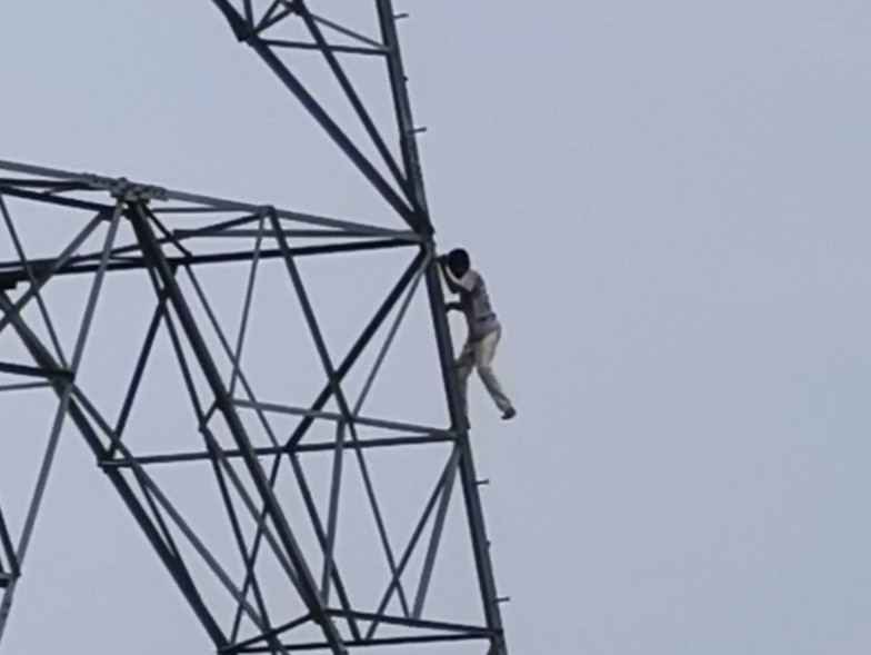 Kaushambi Teen High Tension Tower Climb | Police Probe