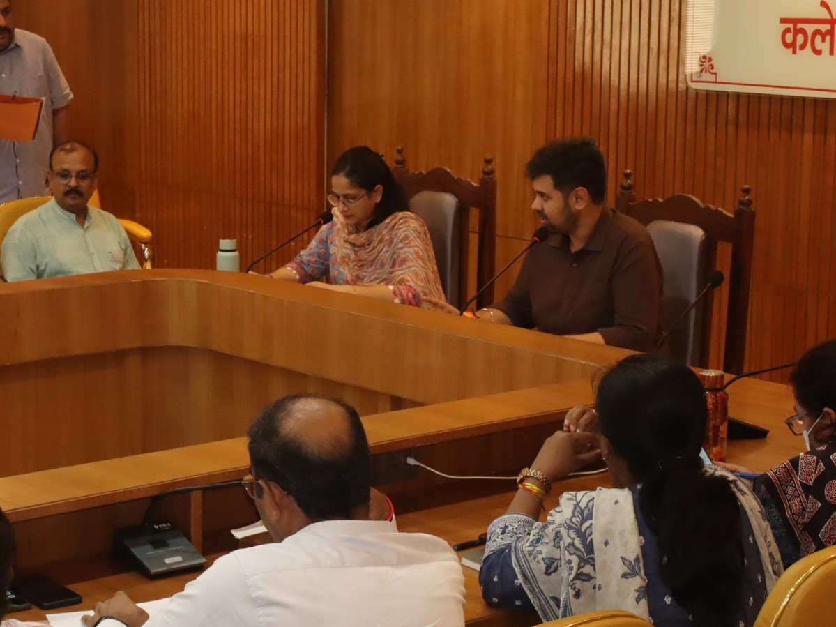Hardoi DM: Improve CM Dashboard Ranking, Complete Construction On Time