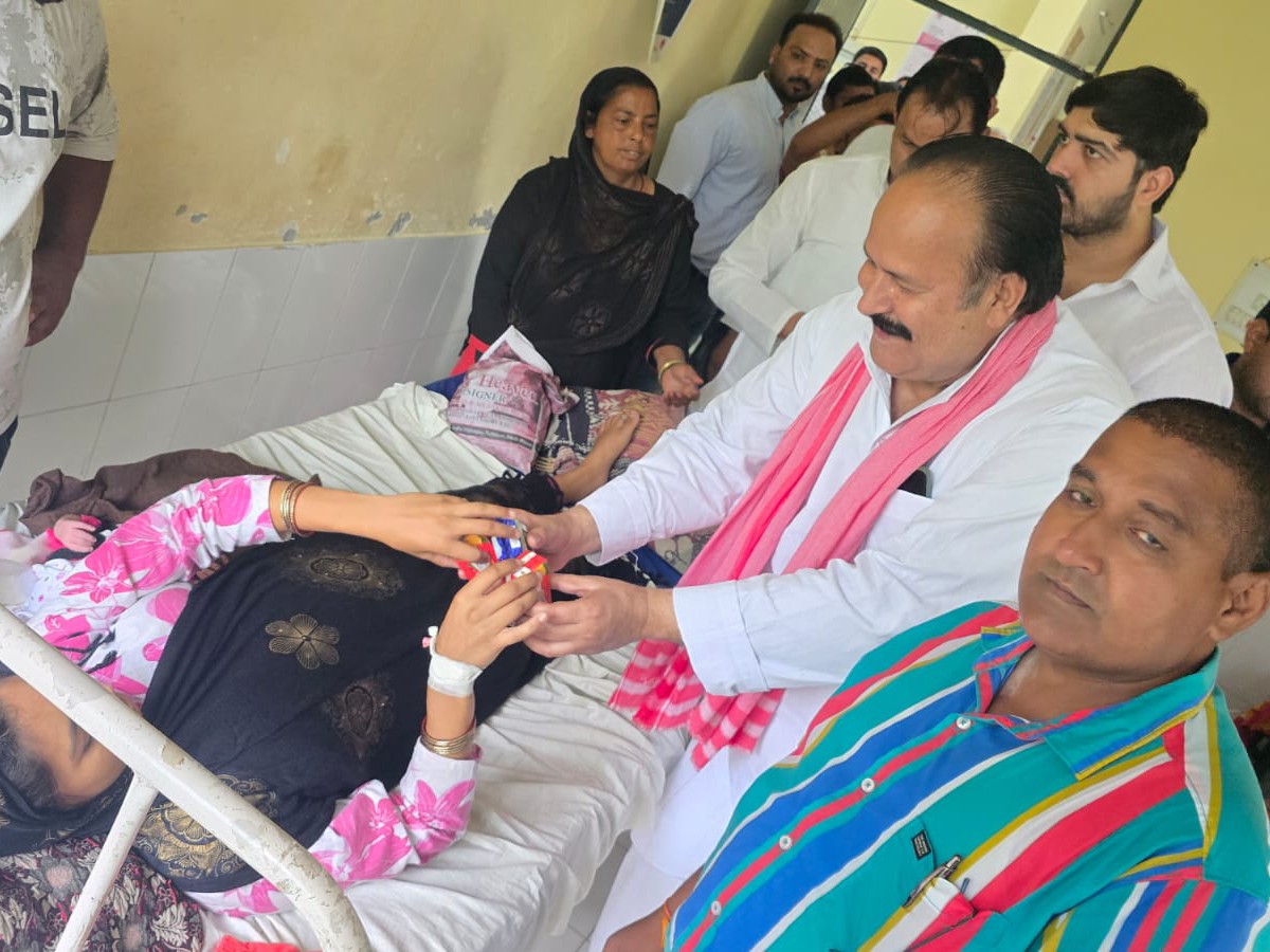 Akhilesh Yadav Birthday | SP Workers Distribute Fruits, Sweets Naugaon ...