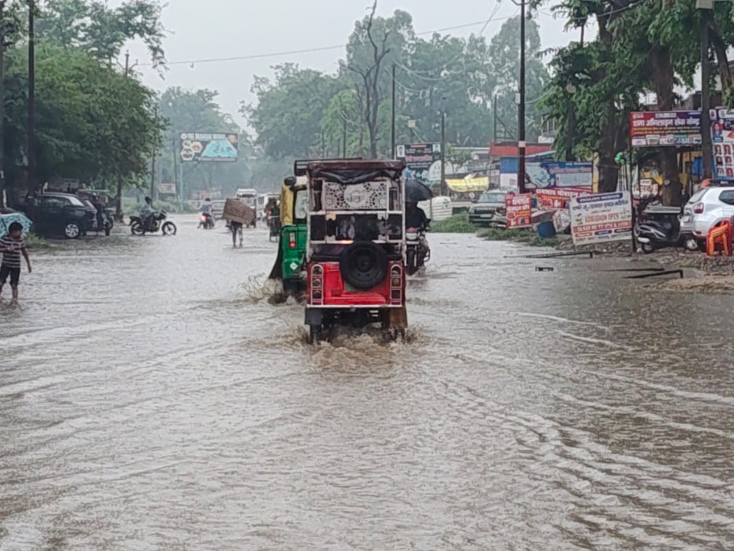 Rampur Swar Shafi School Waterlogging: Heavy Rain Disrupts Commute