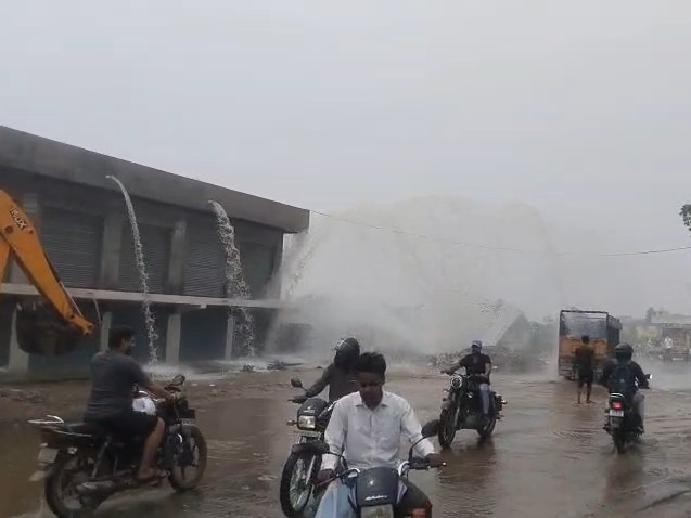Mathura Nauhjheel: Jal Jeevan Pipeline Bursts, 15-Feet Fountain Floods ...