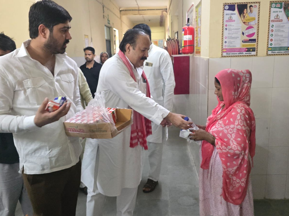 Akhilesh Yadav Birthday | SP Workers Distribute Fruits, Sweets Naugaon ...