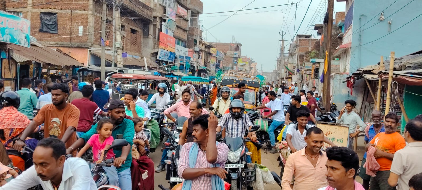 Traffic jams disrupt normal life, leaving people stranded for two hours ...