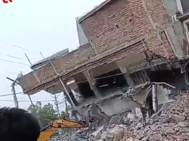East Champaran Accident: Bulldozer Driver Jumps as Building Collapses
