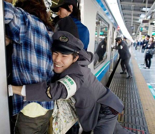 People Pushed In Tokyo Trains | जपानच्या मेट्रो स्टेशनवर रोजचेच दृश्य ...