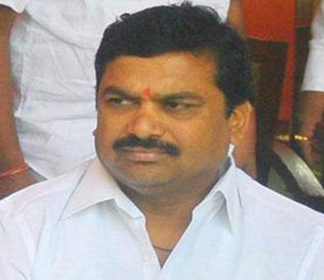 news about minister ram shinde | भाजपला खटकतेय पालकमंत्री शिंदेंची ...