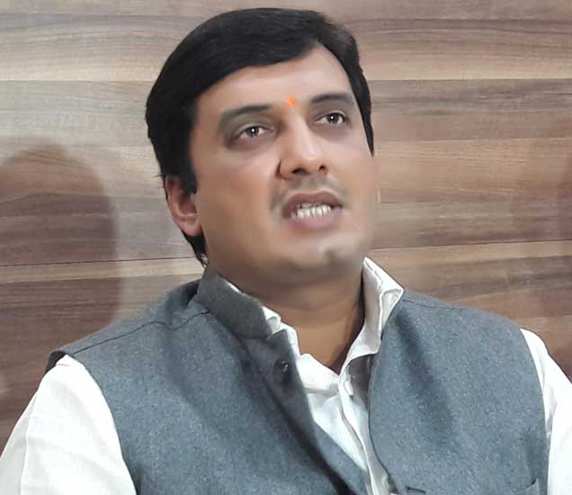 news about MP of Kolhapur Dhananjay mahadik | 'आपुलकीची दिवाळी'; खासदार ...