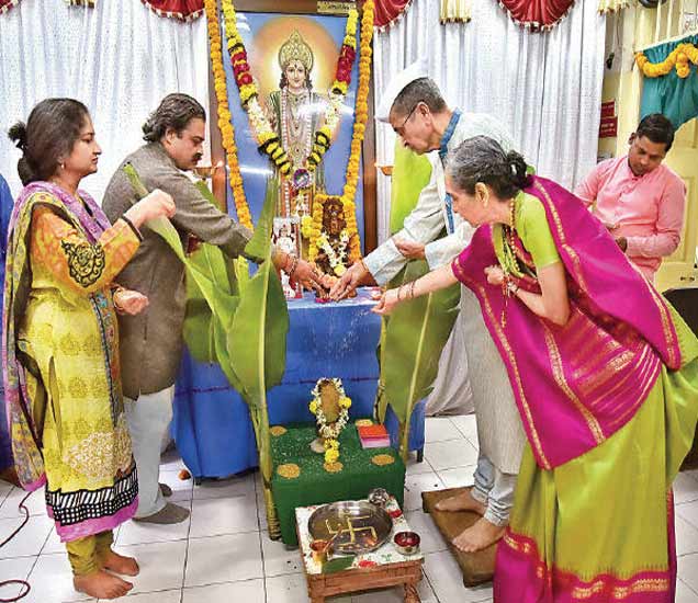 news about narak chaturdashi | प्रकाश सणाचा लखलखाट; आज नरक चतुर्दशी ...