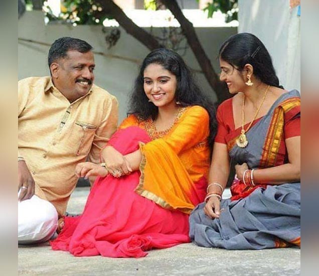 rinku rajguru parents to debut in new marathi movie | रिंकूचे आईबाबाही ...