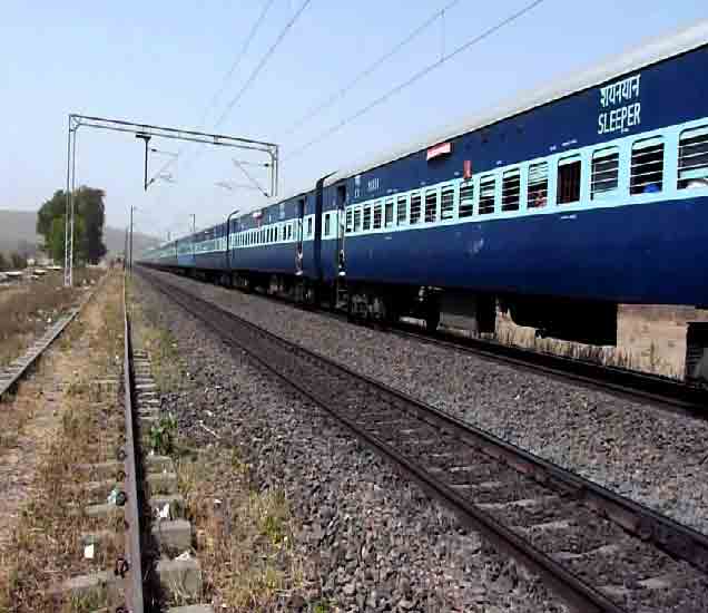 pune Jammutawi zelam express looted at srigonda railway station ahmadnager